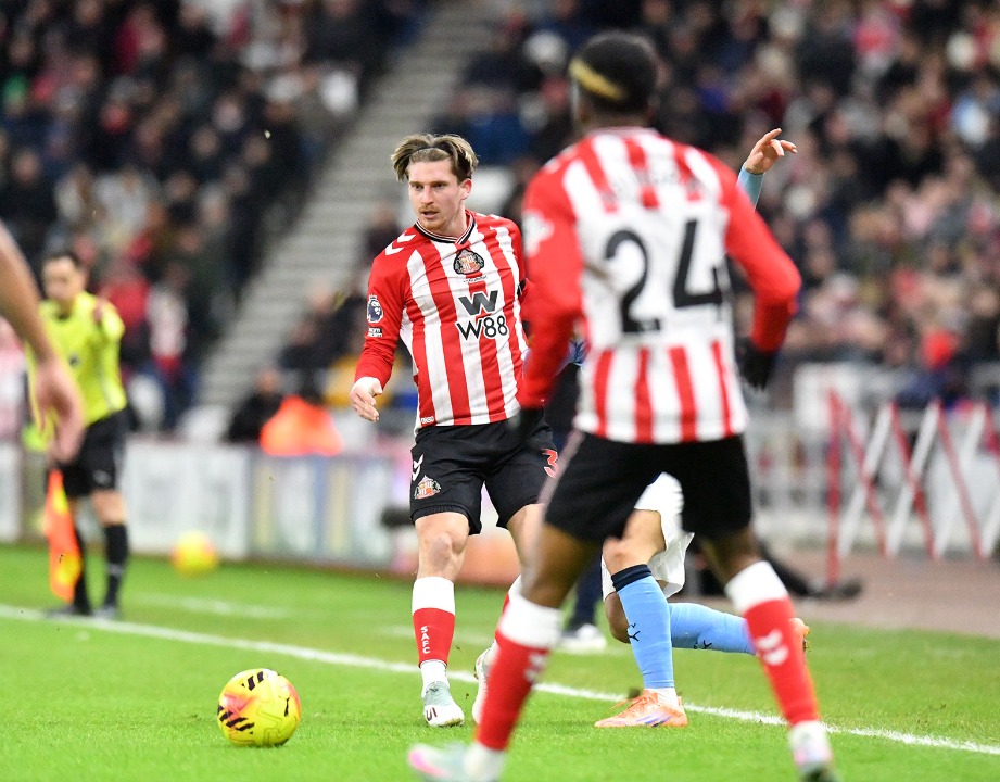 Team news and live score updates as Sunderland face Spurs