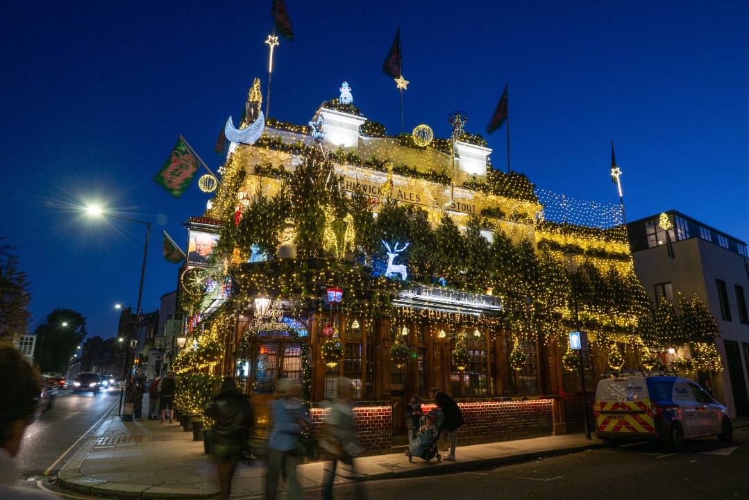Churchill Arms in Kensington switches on 500,000 lights for Christmas ...