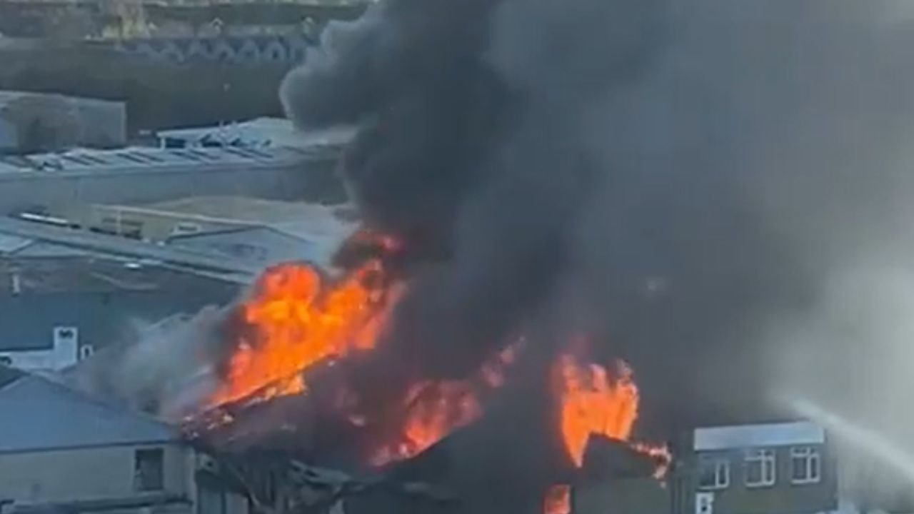 The London Fire Brigade says fifteen fire engines and around 100 ...