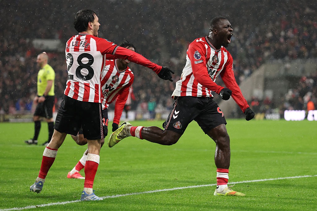 Régis Le Bris issues live Sunderland team news updates before Newcastle ...